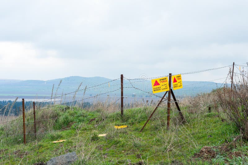 Champ de mine photo stock. Image du zone, mien, vert - 117930824