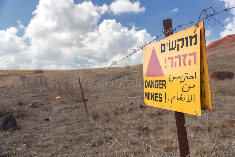 Champ de mine photo stock. Image du zone, mien, vert - 117930824