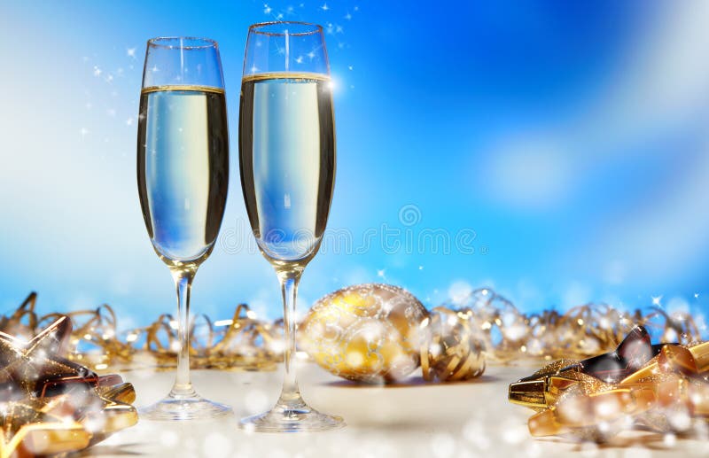 Champagne De Encontro Ao Fundo Azul Foto de Stock - Imagem de borda ...