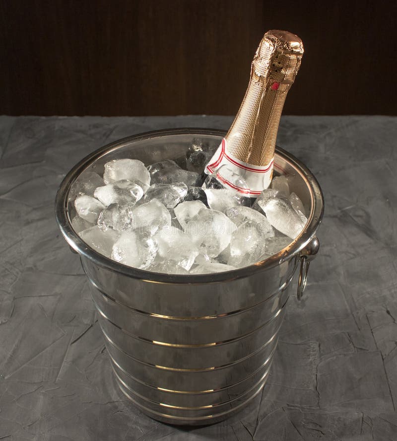 Champagne Na Cubeta Com Gelo No Preto Imagem de Stock - Imagem de ...