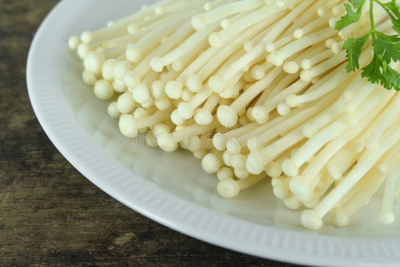 Champignon D'Enoki, Champignon D'or D'aiguille Image stock - Image du ...