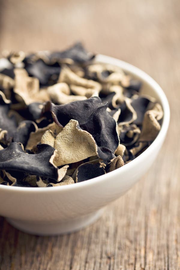 Champignon Noir Chinois Sur Le Fond Blanc Image stock - Image du ...