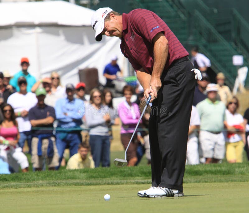 Champions Tour - Fred Funk Putts on the 18th Editorial Image - Image of ...