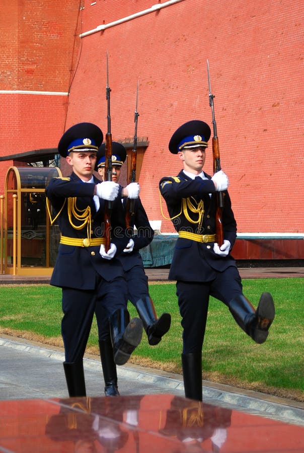 Russian Soldier Honor Guard at the Kremlin Wall. Tomb of the Unknown ...