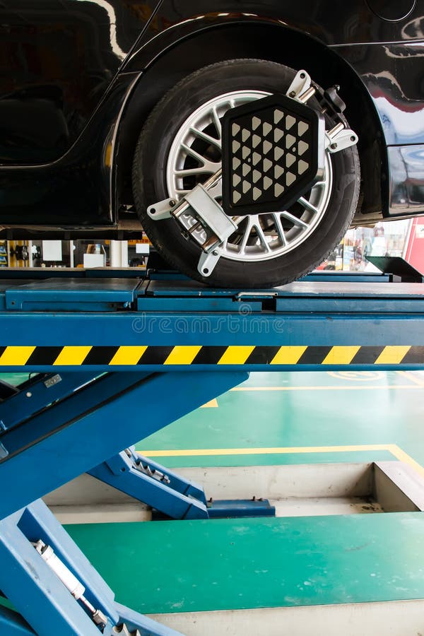 Changing car wheel stock image. Image of smiling, worker - 33239341