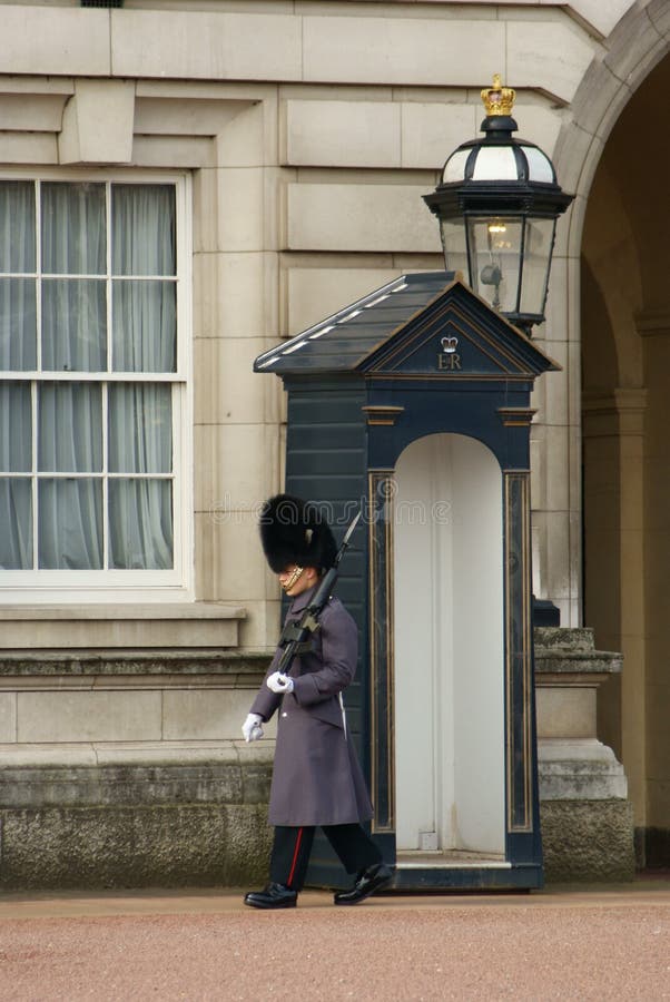 Changing Guard in London editorial stock image. Image of iron - 19197289
