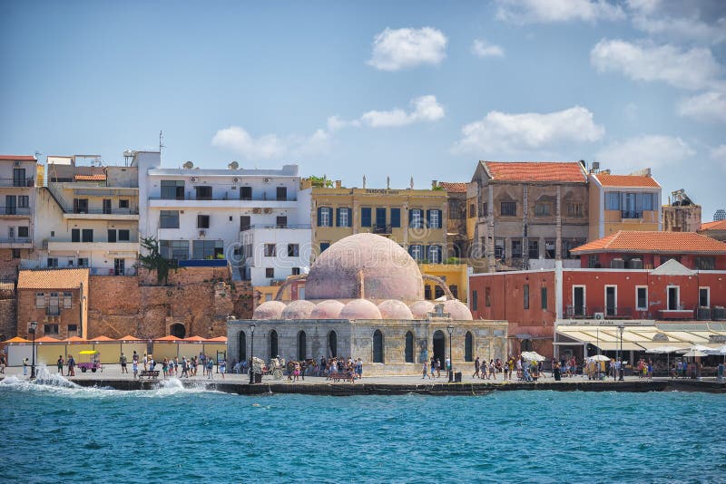 Chania, Grecia - Agosto De 2017: Puerto Con Los Edificios Coloridos ...