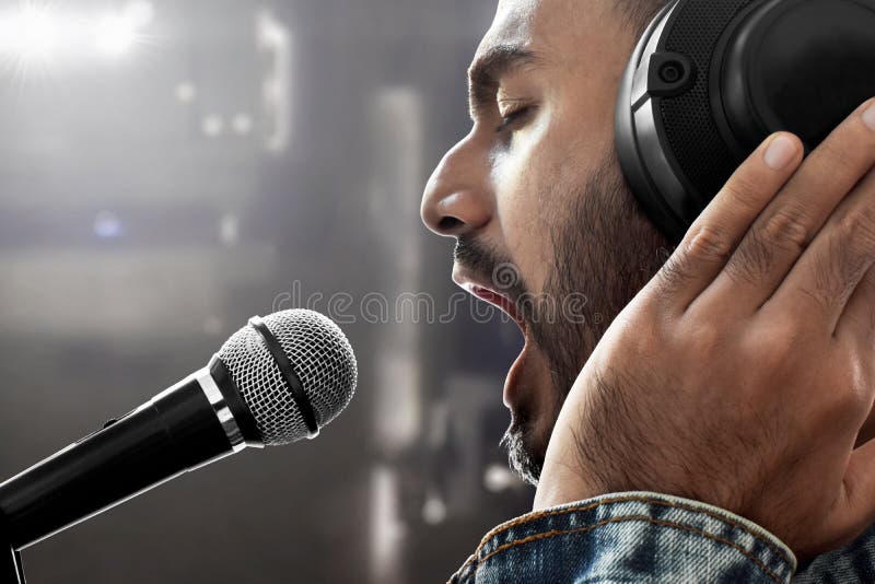 Chanteur Dans Le Studio D'enregistrement Image stock - Image du chant ...