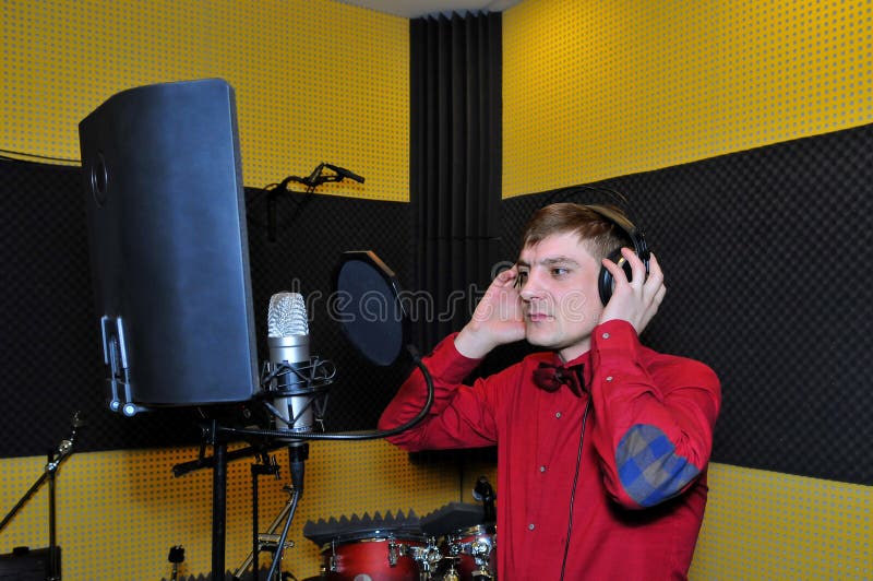 Chanteur, Chansons De Enregistrement Dans Le Studio Image stock - Image ...