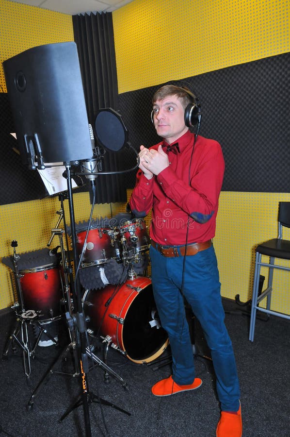 Chanteur, Chansons De Enregistrement Dans Le Studio Image stock - Image ...