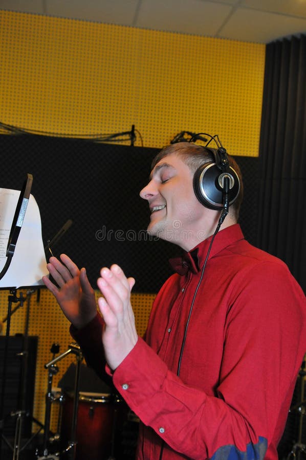 Chanteur, Chansons De Enregistrement Dans Le Studio Image stock - Image ...