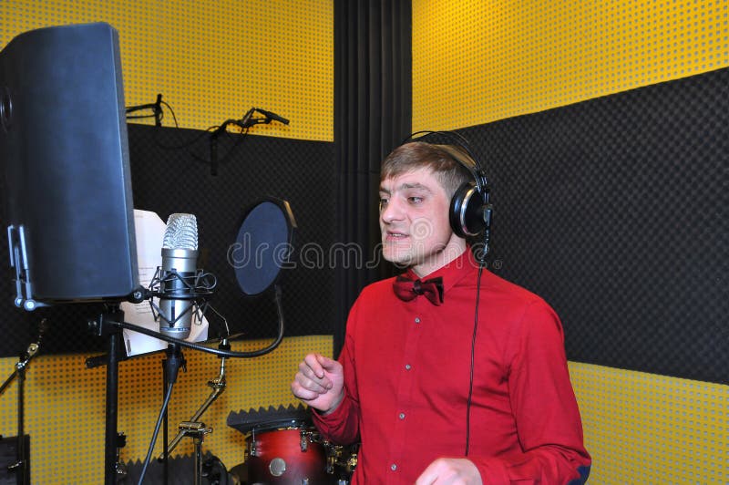Chanteur, Chansons De Enregistrement Dans Le Studio Image stock - Image ...