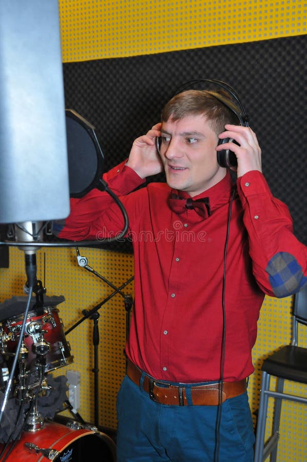 Chanteur, Chansons De Enregistrement Dans Le Studio Image stock - Image ...