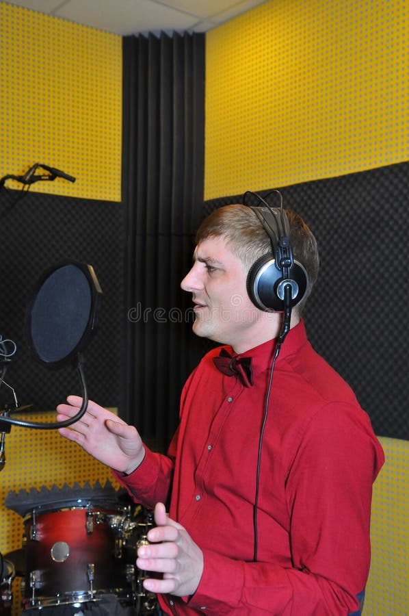 Chanteur, Chansons De Enregistrement Dans Le Studio Image stock - Image ...