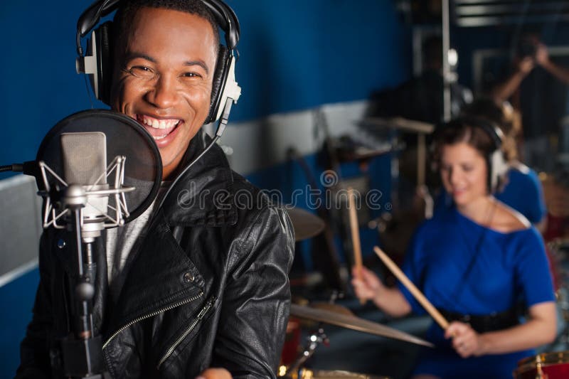 Chanteur, Chansons De Enregistrement Dans Le Studio Image stock - Image ...