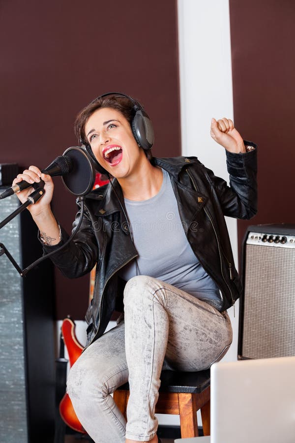 Chanteur Having Fun while Chantant Dans Le Studio D'enregistrement ...