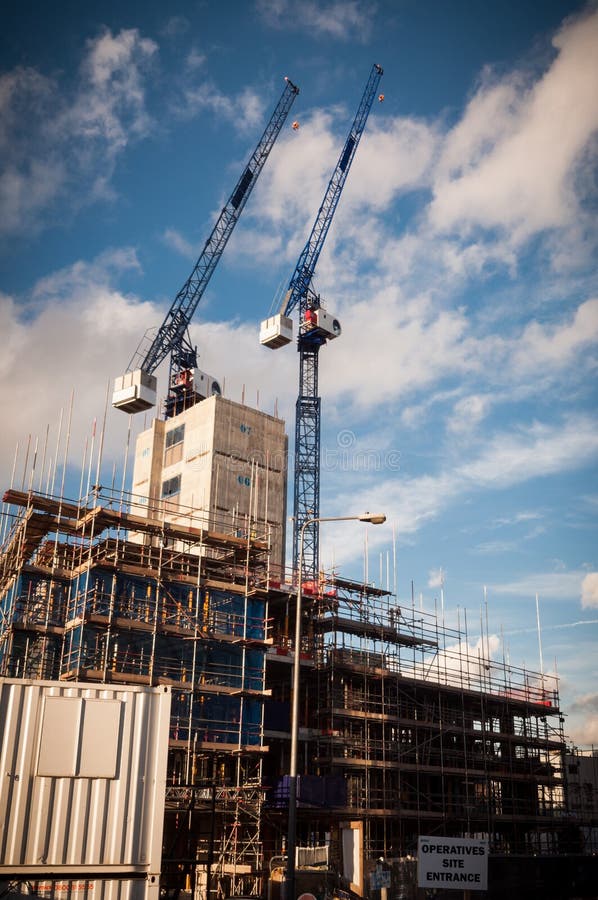 Grues Au Chantier De Construction Photo stock - Image du industrie ...
