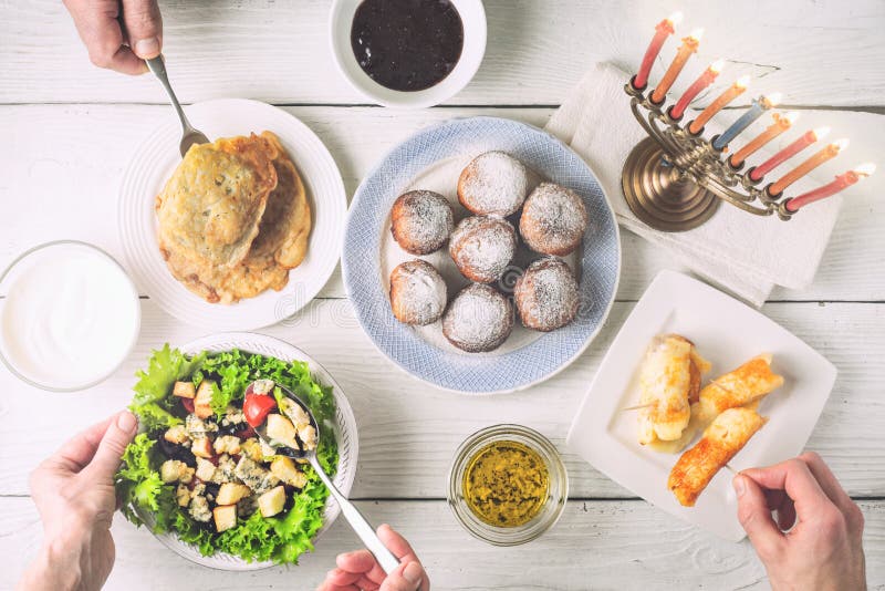 Hanukkkah-Abendessen Die Familie Hat Sich Am Tisch Mit Traditionellen ...