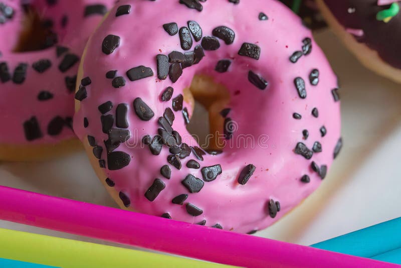 Chapa Cor-de-rosa Decorada Com Granulado De Chocolate Fechado. Foto de ...
