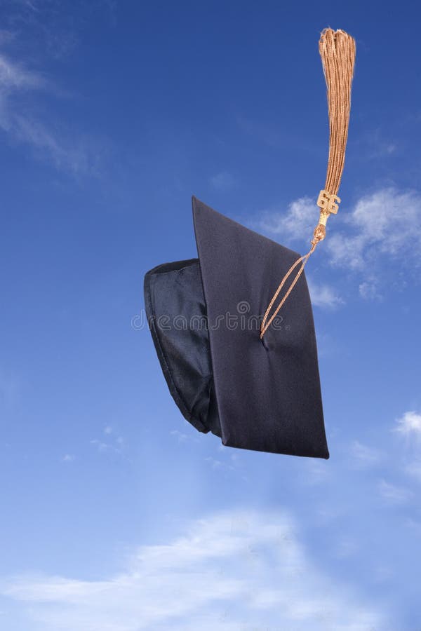 Chapeau De Graduation Dans Le Ciel Image stock - Image du capuchon ...