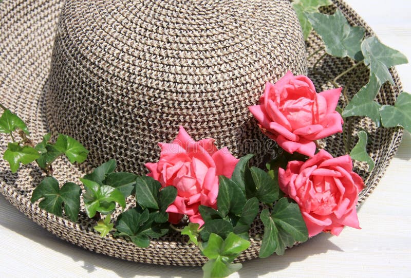 Chapeau De Paille Romance Avec Les Roses Roses Photo stock - Image du ...