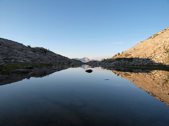 Charca y pico del yermo imagen de archivo. Imagen de naturalizado ...