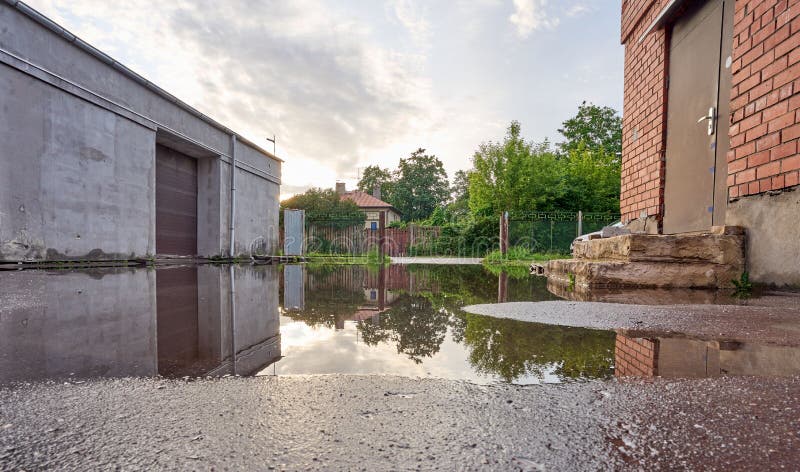 Charco gigante en el patio foto de archivo. Imagen de yarda - 259369884