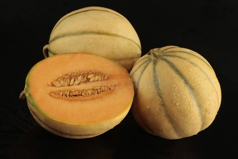 Charentais Met De Helft Op Zwarte Achtergrond Stock Foto - Image of ...