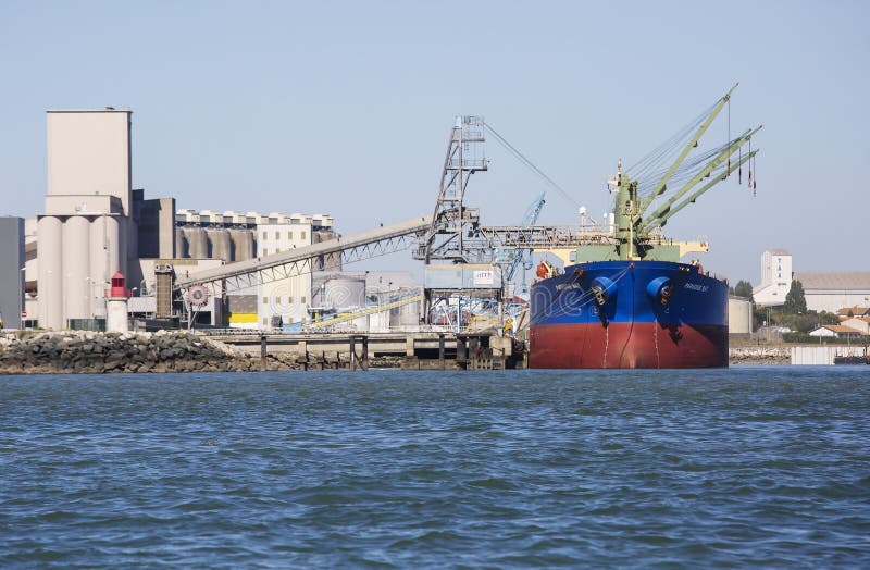 Vraquier de chargement photo stock. Image du transporteur - 10031686
