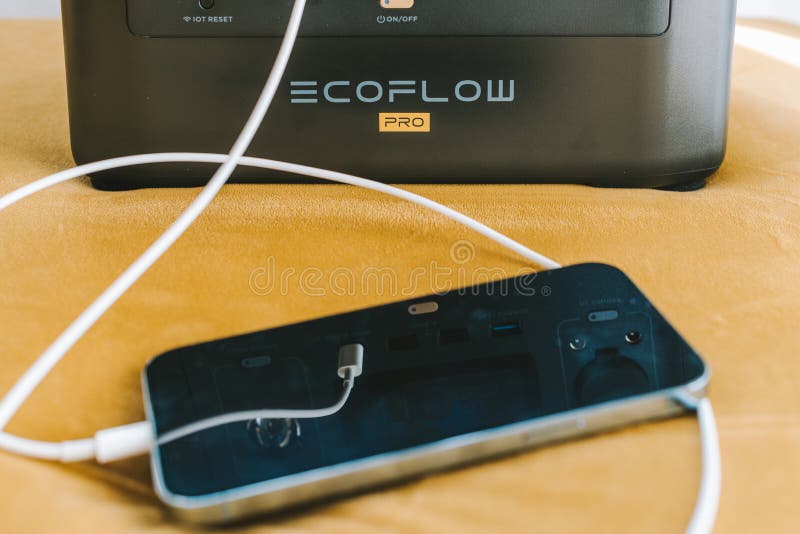 Charging IPhone 13 Pro Max with Ecoflow River Pro Portable Power ...