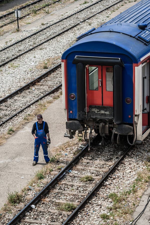 Chariots Interurbains Disponibles De Train Sur Les Rails Image stock ...