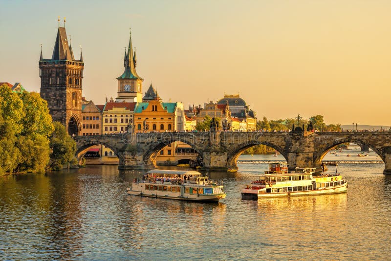 Charles Bridge En Architectuur Van De Oude Stad in Praag Stock Foto ...