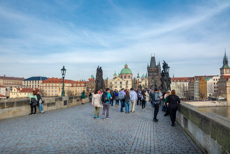 Charles Bridge in Prag redaktionelles stockfoto. Bild von brücke ...