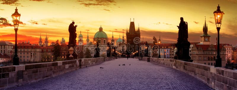 Charles Bridge a Praga fotografia stock. Immagine di architettura ...