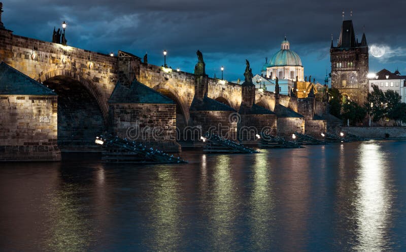 Charles Bridge Reflektierte Sich in Die Moldau-Fluss in Prag Stockfoto ...