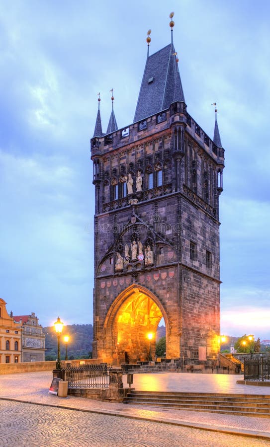 Toren in Praag stock foto. Image of huis, muur, blauw - 30576938