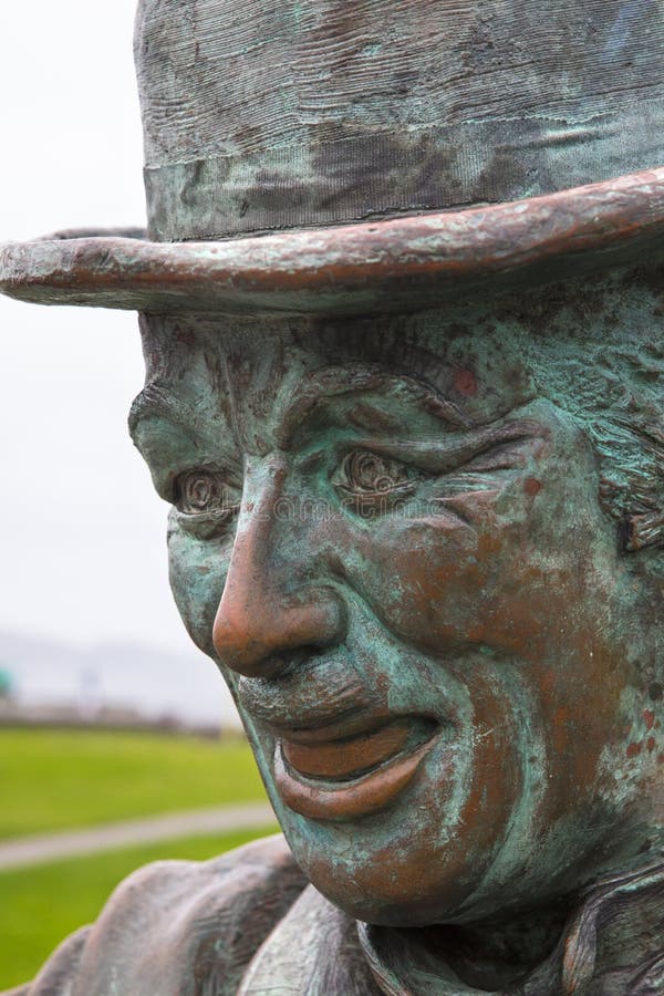 Charlie Chaplin Statue En Waterville Imagen editorial - Imagen de ...