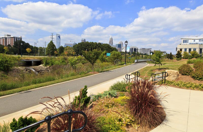 Charlotte Skyline De Parc De Midtown Photo stock éditorial - Image of ...