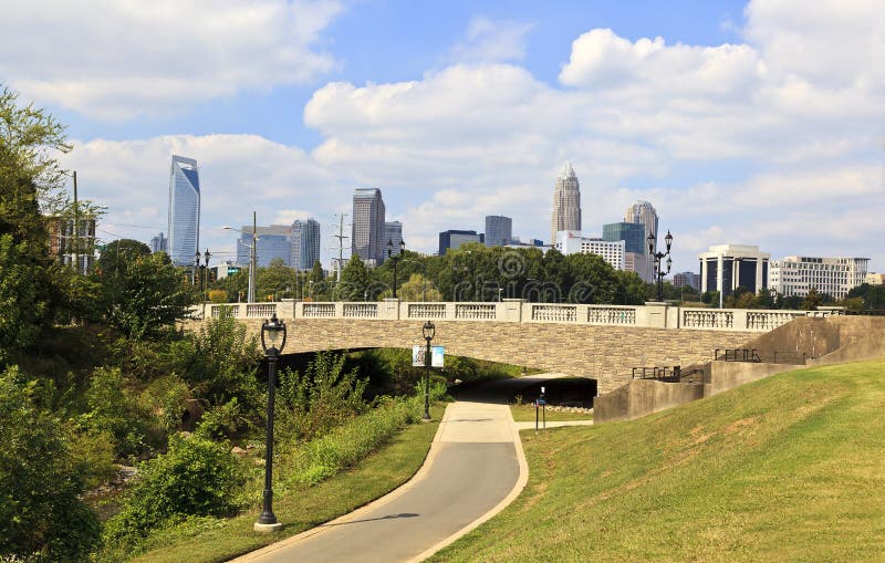 Charlotte Skyline De Parc De Midtown Image stock éditorial - Image du ...