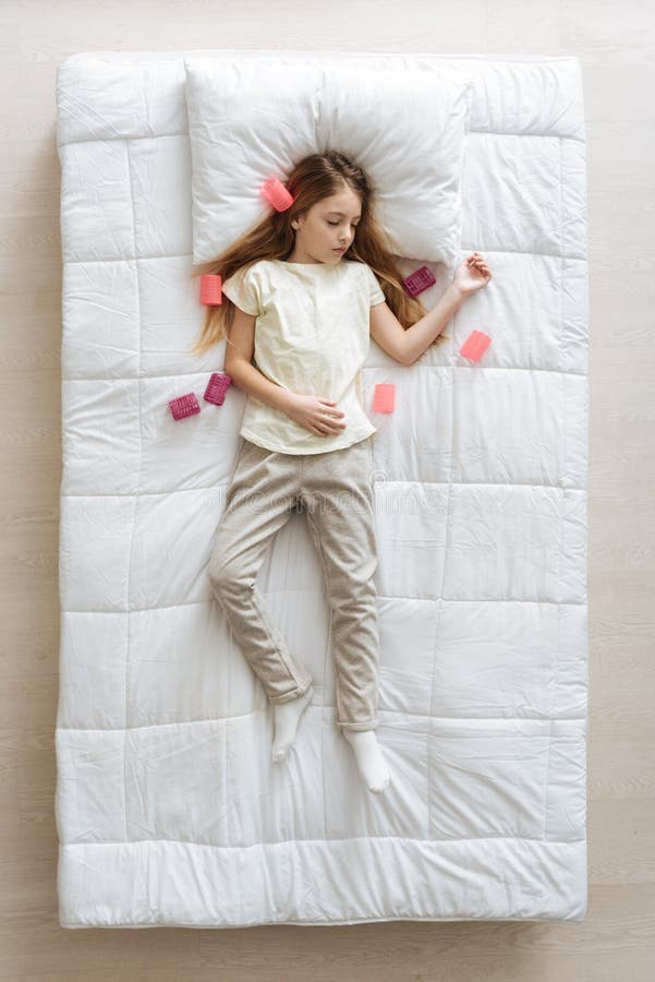 Charmig Ung Flicka Som Omges Med Papiljotter Arkivfoto - Bild av sovrum ...