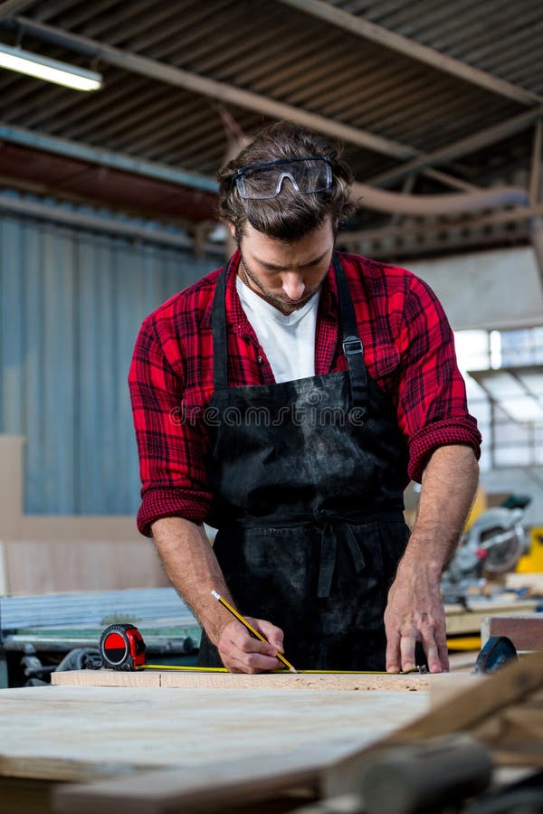 Le Charpentier Pose Et Sourit Photo stock - Image du pose, compétence ...