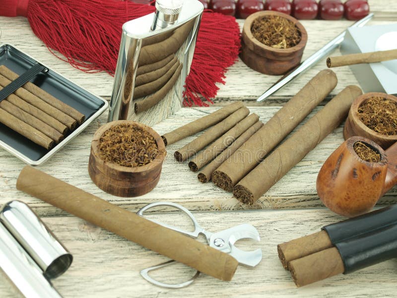 Cinzeiro Do Charuto Com Charutos E Cortador Imagem de Stock - Imagem de ...