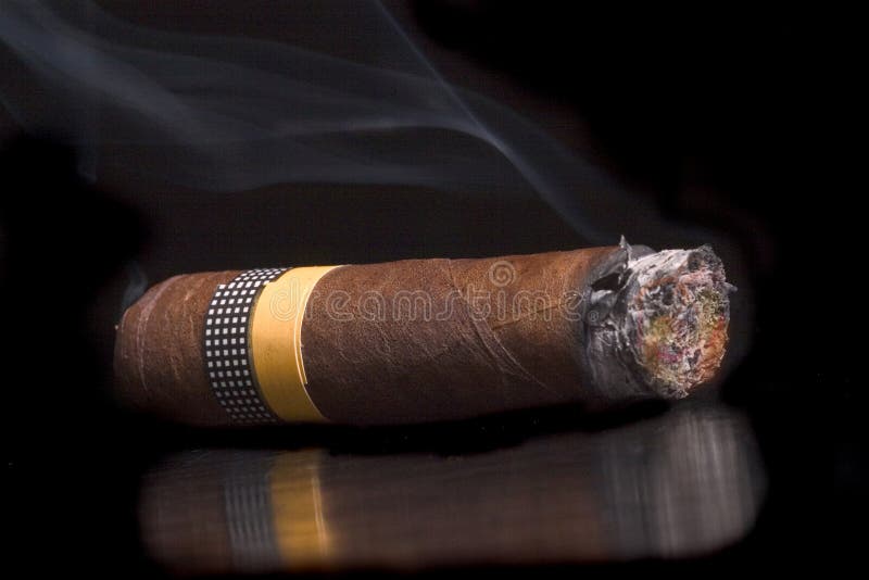 Charuto cubano imagem de stock. Imagem de qualidade, cigarro - 72124059