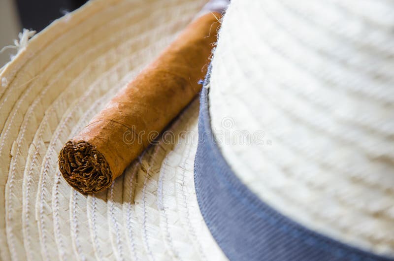 Charuto cubano 2 imagem de stock. Imagem de charuto, lazer - 32752703