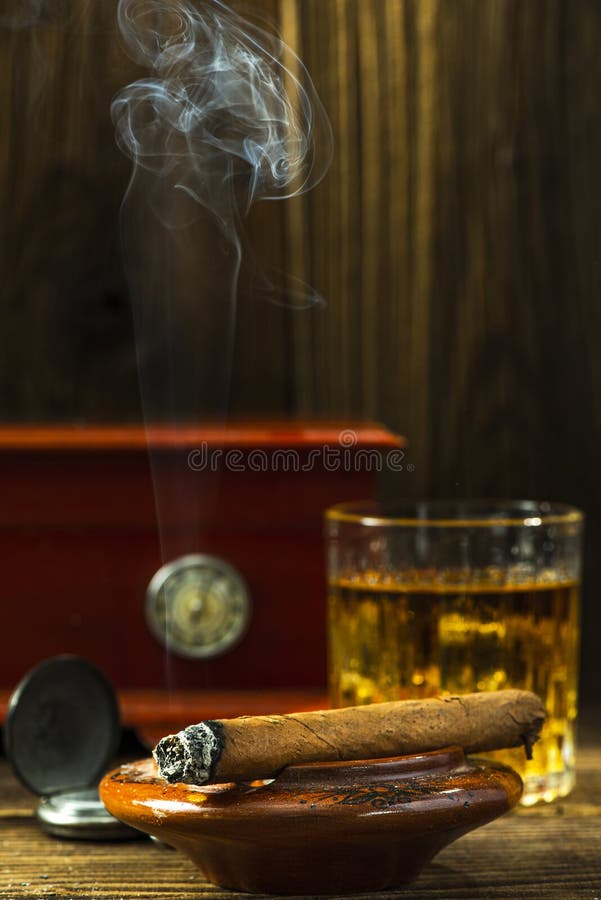 Charuto Cubano Tradicional Em Madeira Imagem de Stock - Imagem de ...