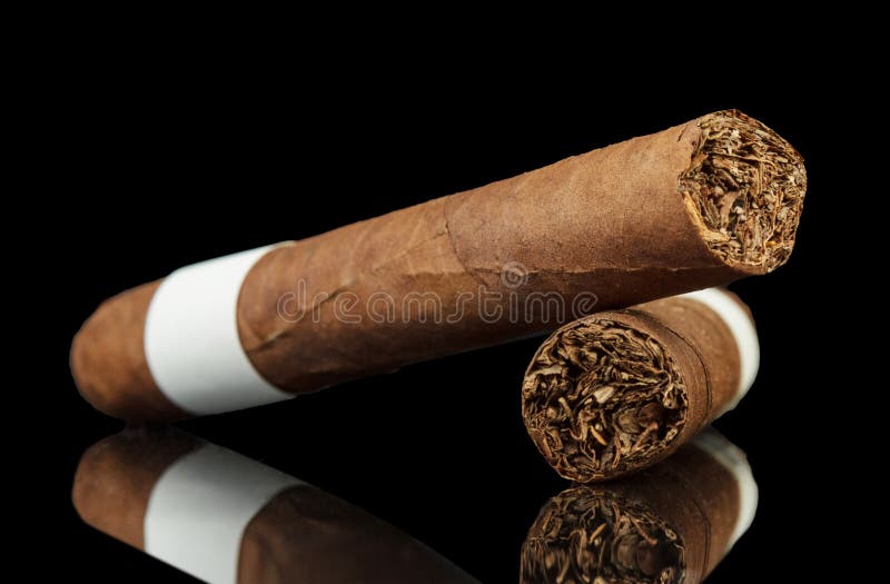 Dois charutos cubanos foto de stock. Imagem de cubanos - 42780368