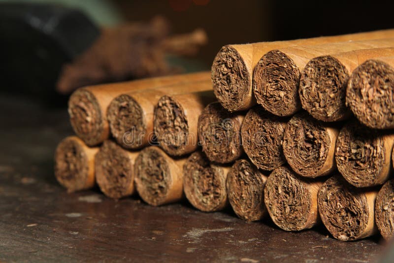 Charutos Cubanos Sobre a Tabela Imagem de Stock - Imagem de charuto ...