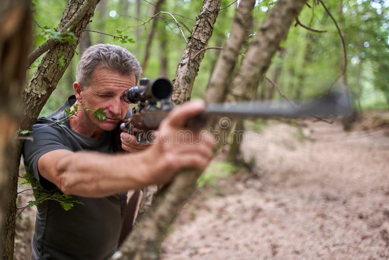 Chasseur avec le fusil image stock. Image du forêt, chasseur - 155349387