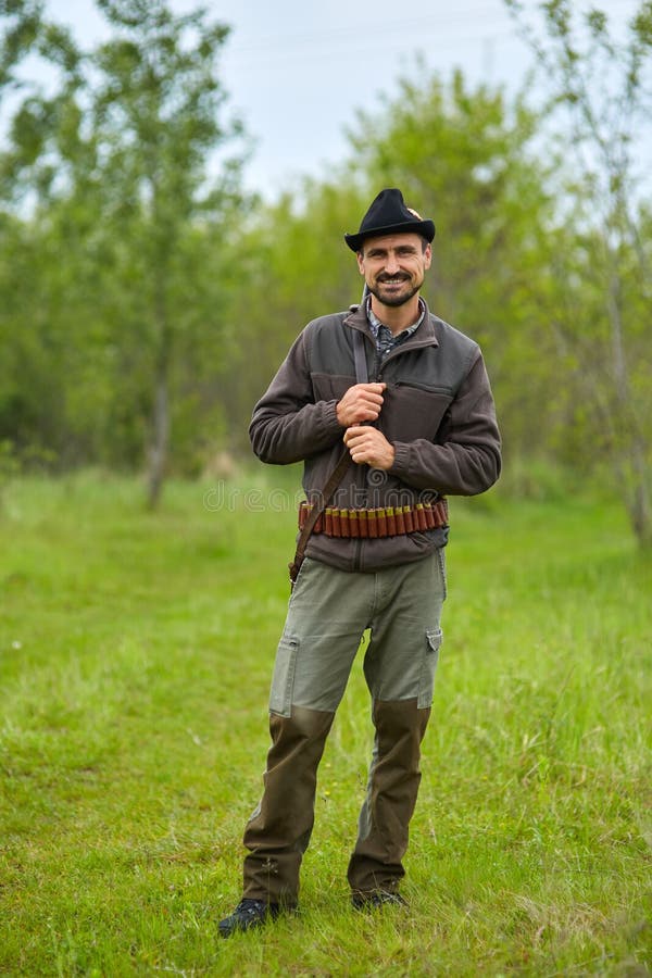 Chasseur Avec Le Fusil De Chasse Dans La Forêt Image stock - Image du ...