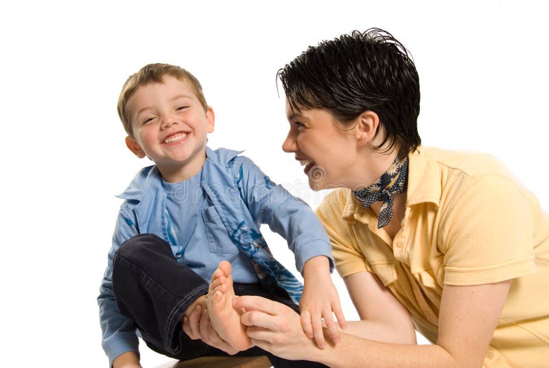 Chatouillement image stock. Image du rire, robe, heureux - 1497041